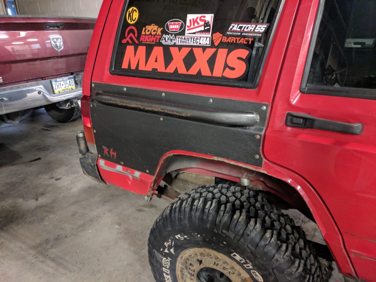 Rear Body Armor With Rub Rails-Jeep Cherokee XJ (84-01)